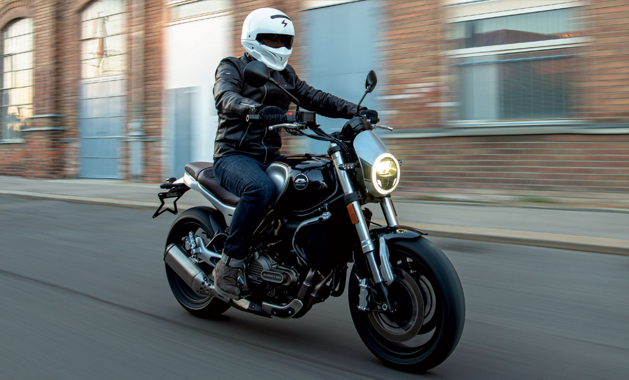 QJ Motor SRV 550 : Le roadster vintage pour les permis A2 - Urbaanews...