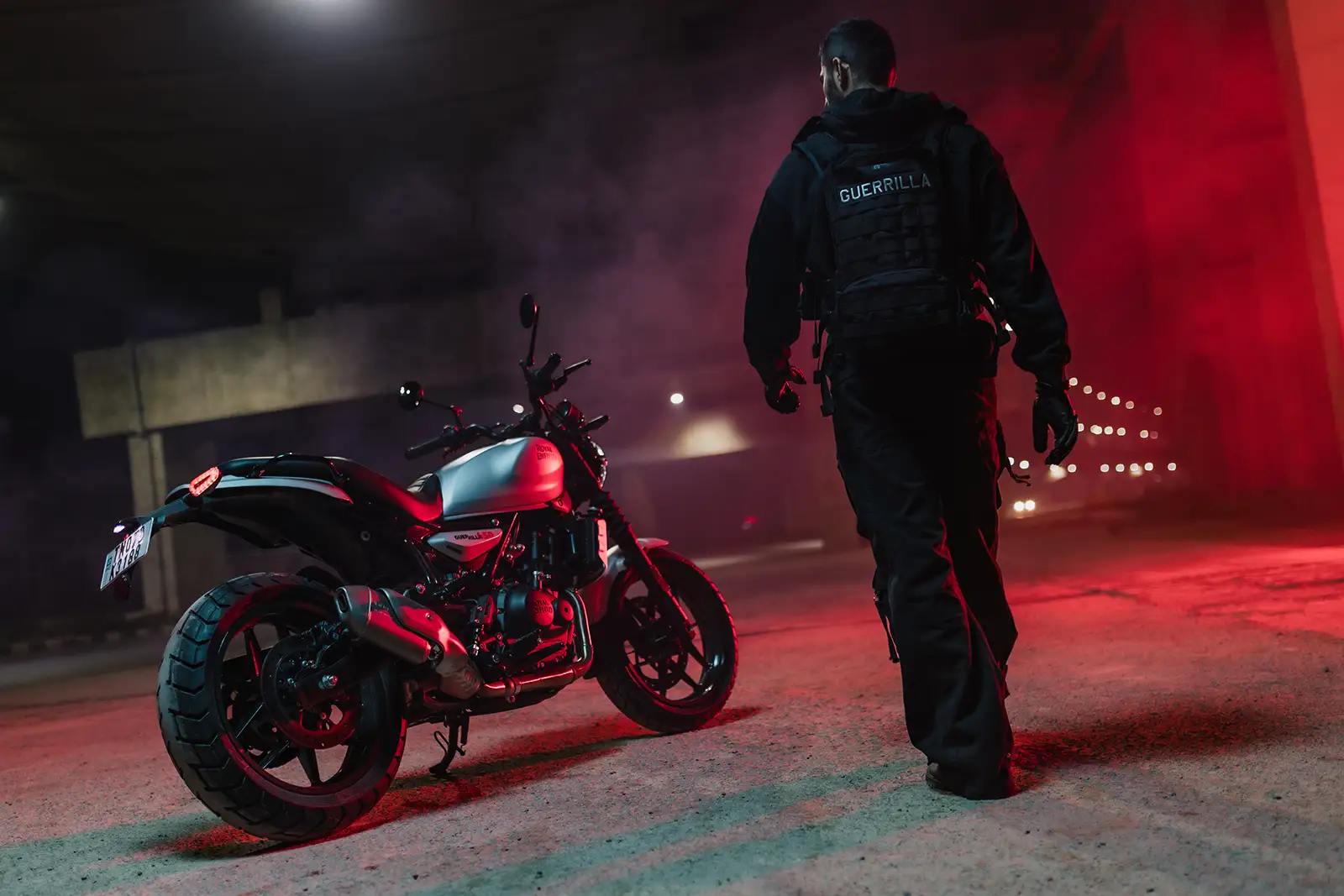 Royal Enfield Guerrilla 450 : le coloris Smoke Silver arrive